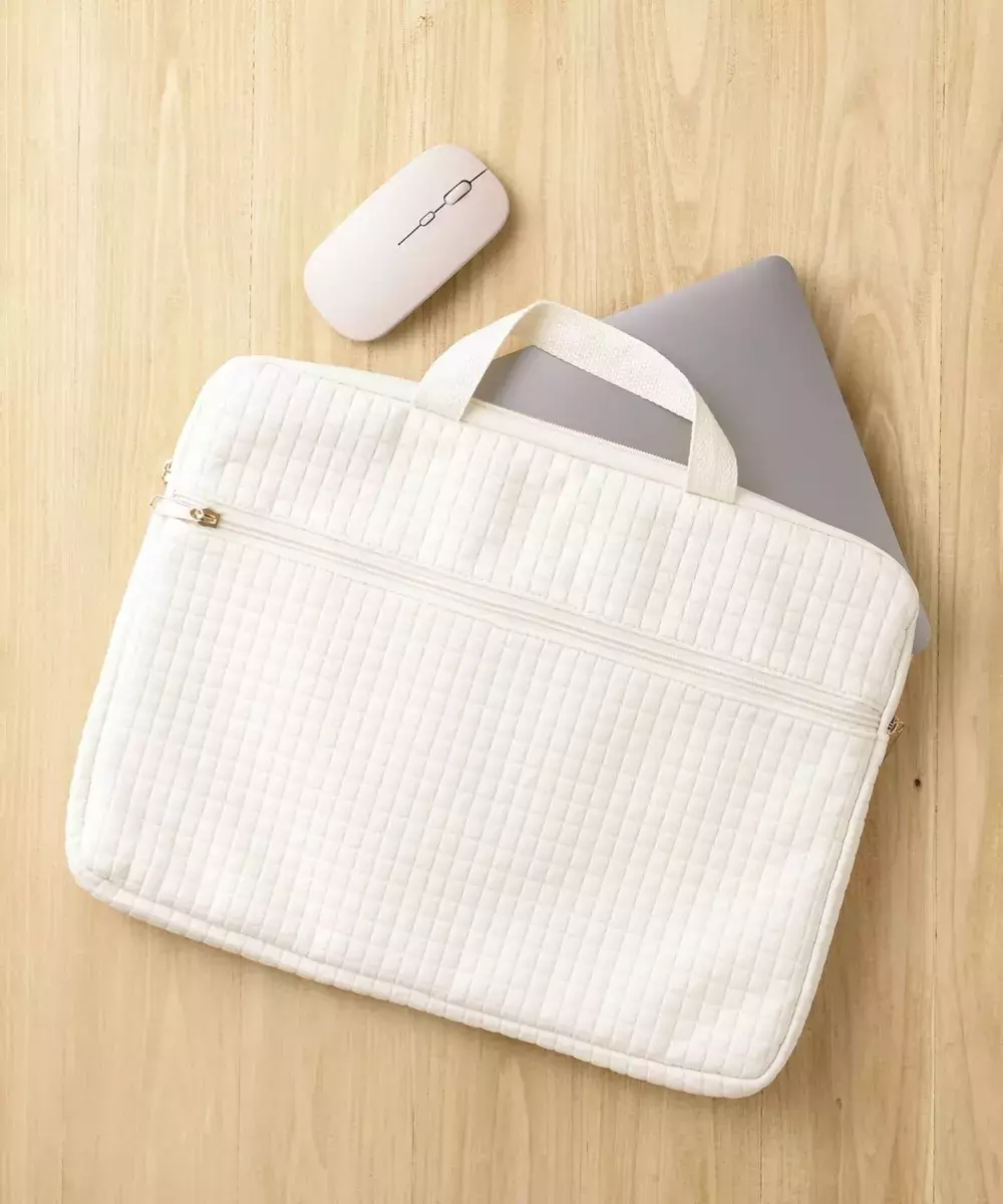 パソコンを裸で持ち運んでいる人、集合！「3COINS」PC周辺収納グッズ【コスパ名品リスト＃480】(会員限定) - ローリエプレス