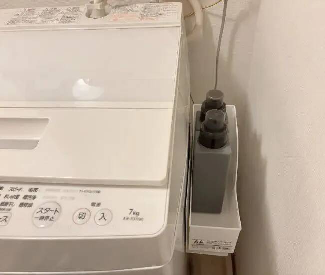 洗濯機横にラックは要りません！ 100均『ブックエンド』を貼るだけで収納が倍になった - エキサイトニュース