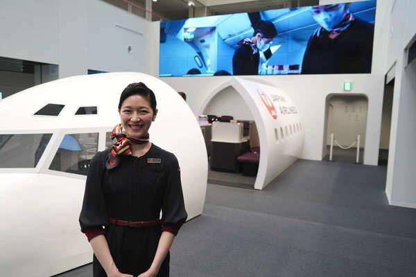 「CAのスカーフ」実は意味アリ？ JAL「CA仕事体験イベント」がガチってた！ 初の取り組みも (2022年8月20日) - エキサイトニュース