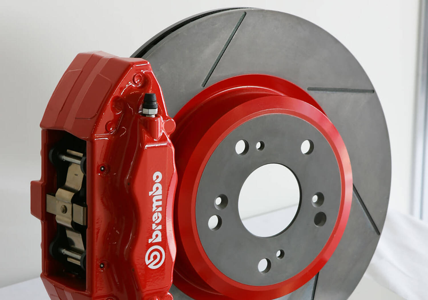 スポーツカーのブレーキにはウチのクルマにはない謎の溝が見えるけど何？ 意外と知らない「溝」がもつ2つの効果と1つのデメリット (2024年6月 ...