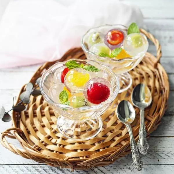 宝石みたいなまんまるフルーツゼリー【子どもと楽しむパーティーレシピvol.3】 | HugMug - 親子で楽しむファッションやライフスタイル情報を届けるママメディア - E・レシピ[1/2ページ]