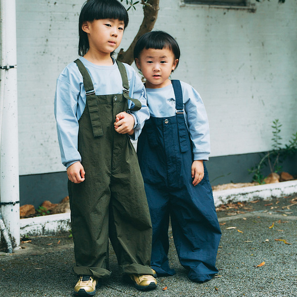 兄弟ペアコーデは【ooju】のサロペットが万能すぎた！ 外遊びも街コーデもOK！ | HugMug｜ウーマンエキサイト