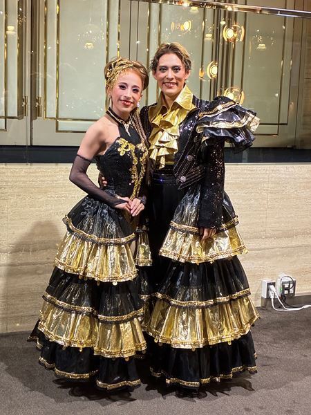 「ブギウギ」で一躍全国区の人気を獲得したOSK歌劇団トップスター・翼和希が魅せる全国巡業公演、東京で開幕｜ウーマンエキサイト